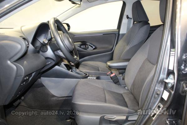 Grey Toyota Yaris 2024 in Tallinn, with an engine capacity of 1.50 L and mileage of 25 thousand km for 21490 €, photo 10 on AUTOMOTO.COM.LV
