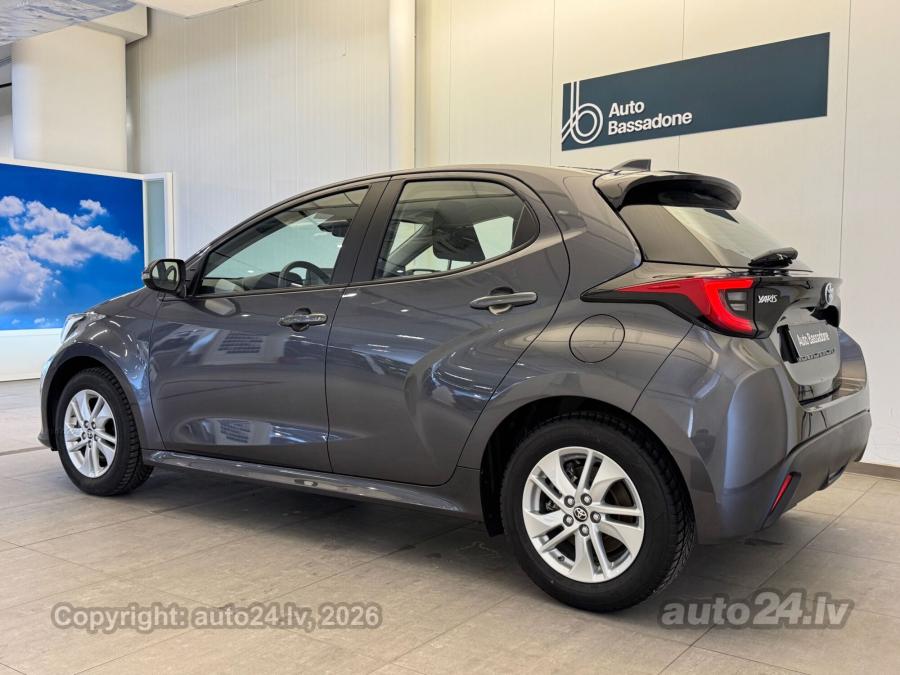 Grey Toyota Yaris 2024 in Tallinn, with an engine capacity of 1.50 L and mileage of 27 thousand km for 19900 €, photo 5 on AUTOMOTO.COM.LV