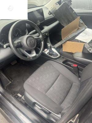 Grey Toyota Yaris 2024 in Alytus, with an engine capacity of 1.49 L and mileage of 60 thousand km for 6650 €, photo 7 on AUTOMOTO.COM.LV