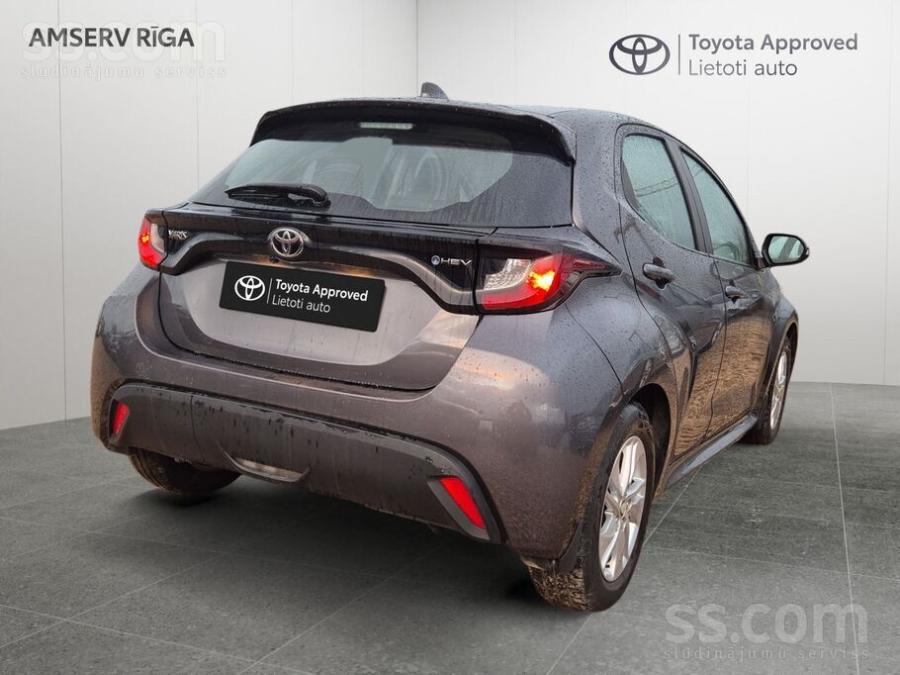 Pelēks Toyota Yaris 2024 Rīga, ar dzinēja tilpumu 1.50 L un nobraukumu 35 tūkst. km par 17900 €, foto 3 vietnē AUTOMOTO.COM.LV