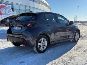 Pelēks Toyota Yaris 2025 Liepāja, ar dzinēja tilpumu 1.50 L un nobraukumu 21 tūkst. km par 20800 €, foto 2 vietnē AUTOMOTO.COM.LV