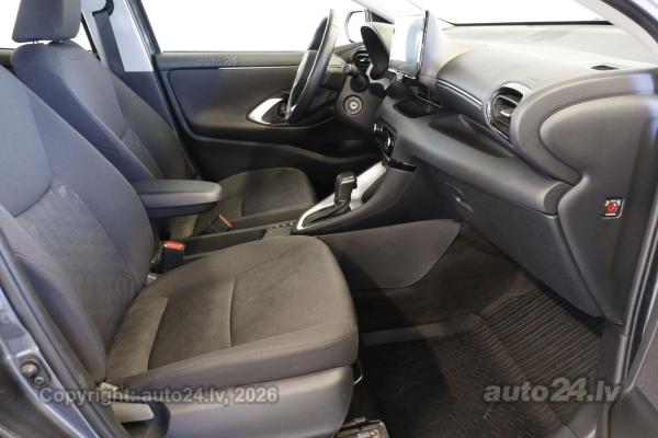 Pelēks Toyota Yaris 2025 Tallina, ar dzinēja tilpumu 1.49 L un nobraukumu 27 tūkst. km par 21400 €, foto 6 vietnē AUTOMOTO.COM.LV