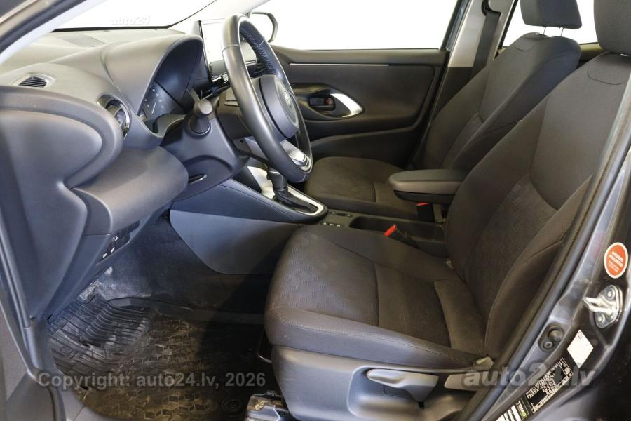 Pelēks Toyota Yaris 2025 Tallina, ar dzinēja tilpumu 1.49 L un nobraukumu 27 tūkst. km par 21400 €, foto 12 vietnē AUTOMOTO.COM.LV