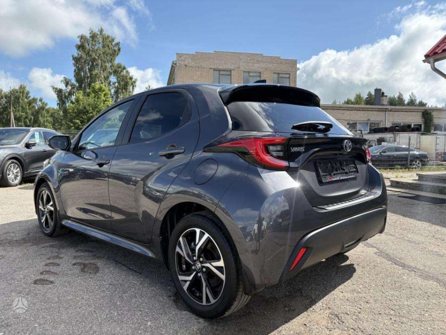 Pelēks Toyota Yaris 2025 Radviliškis, ar dzinēja tilpumu 1.49 L un nobraukumu 8 tūkst. km par 18950 €, foto 5 vietnē AUTOMOTO.COM.LV