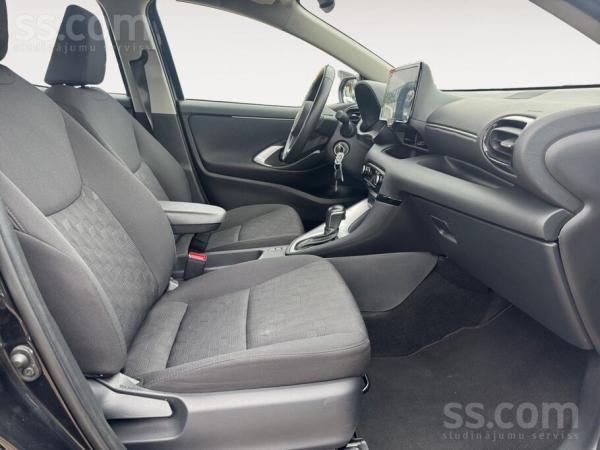 Grey Toyota Yaris 2025 in Riga, with an engine capacity of 1.50 L and mileage of 29 thousand km for 19700 €, photo 6 on AUTOMOTO.COM.LV