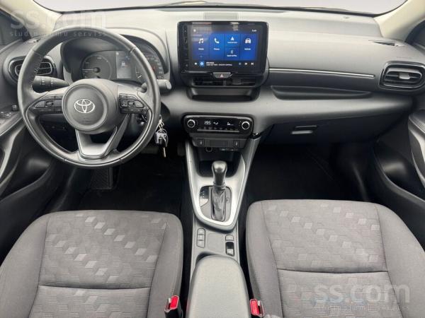 Grey Toyota Yaris 2025 in Riga, with an engine capacity of 1.50 L and mileage of 29 thousand km for 19700 €, photo 8 on AUTOMOTO.COM.LV