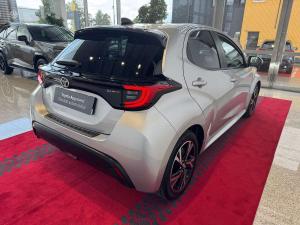 Pelēks Toyota Yaris 2025 Šauļi, ar dzinēja tilpumu 1.50 L un nobraukumu 9 tūkst. km par 21900 €, foto 10 vietnē AUTOMOTO.COM.LV