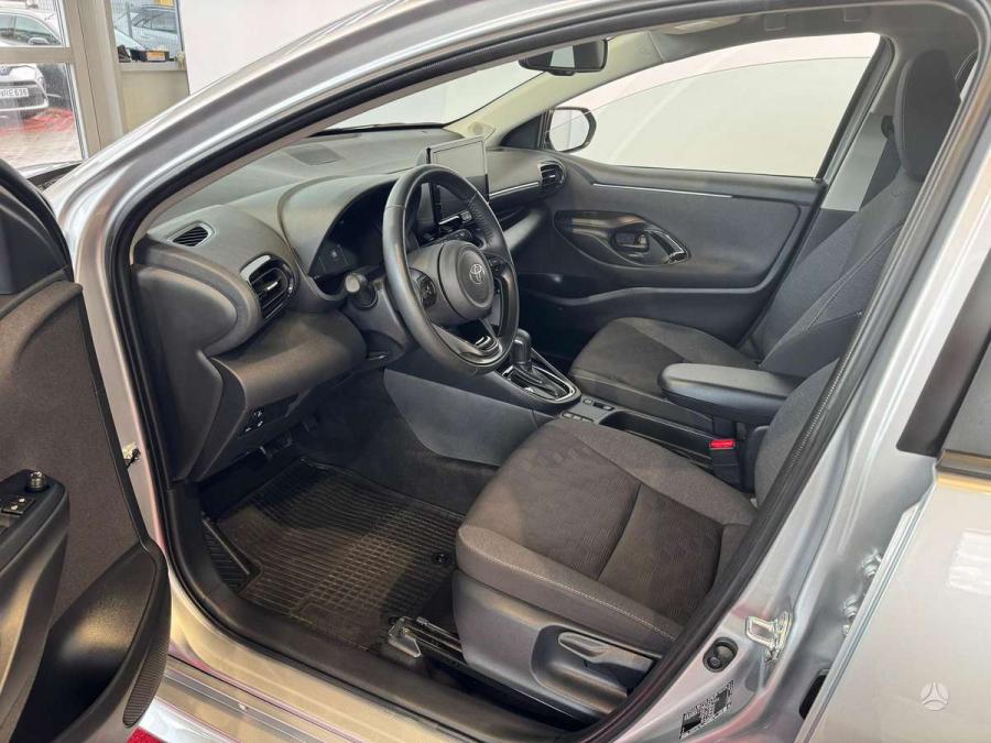 Pelēks Toyota Yaris 2025 Šauļi, ar dzinēja tilpumu 1.50 L un nobraukumu 9 tūkst. km par 21900 €, foto 19 vietnē AUTOMOTO.COM.LV