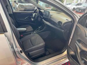 Pelēks Toyota Yaris 2025 Šauļi, ar dzinēja tilpumu 1.50 L un nobraukumu 9 tūkst. km par 21900 €, foto 21 vietnē AUTOMOTO.COM.LV