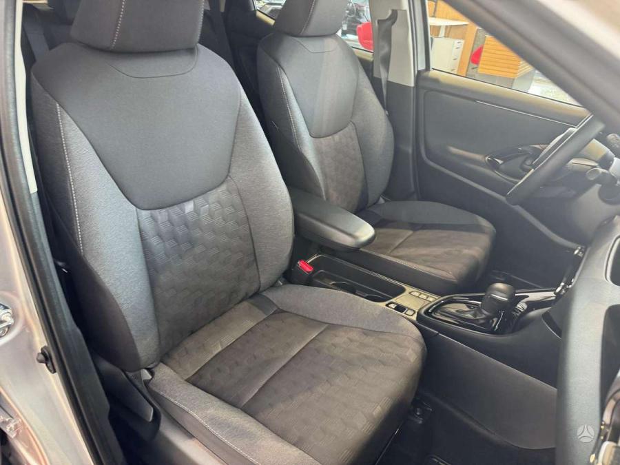 Pelēks Toyota Yaris 2025 Šauļi, ar dzinēja tilpumu 1.50 L un nobraukumu 9 tūkst. km par 21900 €, foto 23 vietnē AUTOMOTO.COM.LV