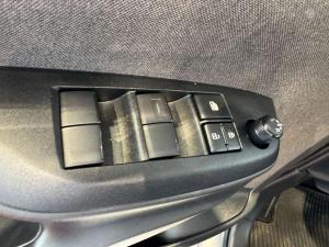 Pelēks Toyota Yaris 2025 Šauļi, ar dzinēja tilpumu 1.50 L un nobraukumu 9 tūkst. km par 21900 €, foto 29 vietnē AUTOMOTO.COM.LV