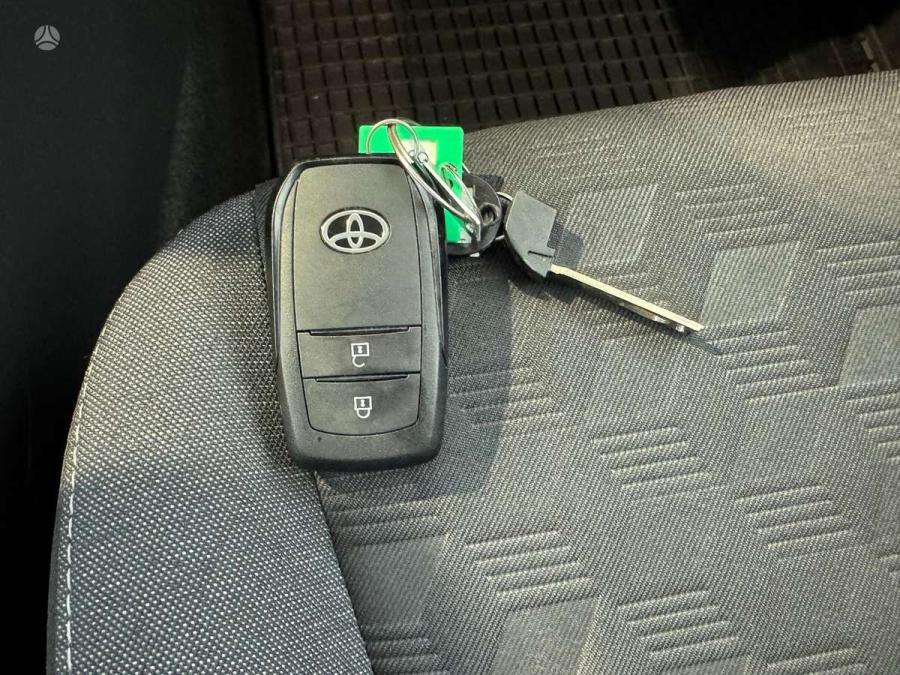 Pelēks Toyota Yaris 2025 Šauļi, ar dzinēja tilpumu 1.50 L un nobraukumu 9 tūkst. km par 21900 €, foto 43 vietnē AUTOMOTO.COM.LV