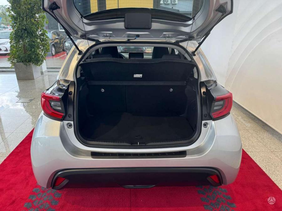 Pelēks Toyota Yaris 2025 Šauļi, ar dzinēja tilpumu 1.50 L un nobraukumu 9 tūkst. km par 21900 €, foto 34 vietnē AUTOMOTO.COM.LV