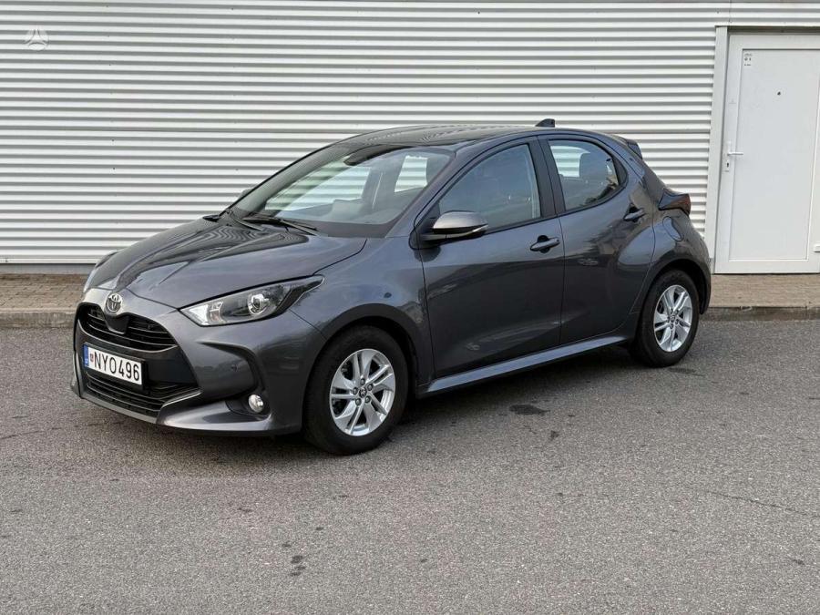 Grey Toyota Yaris 2025 in Vilnius, with an engine capacity of 1.49 L and mileage of 8 thousand km for 20480 €, photo 1 on AUTOMOTO.COM.LV