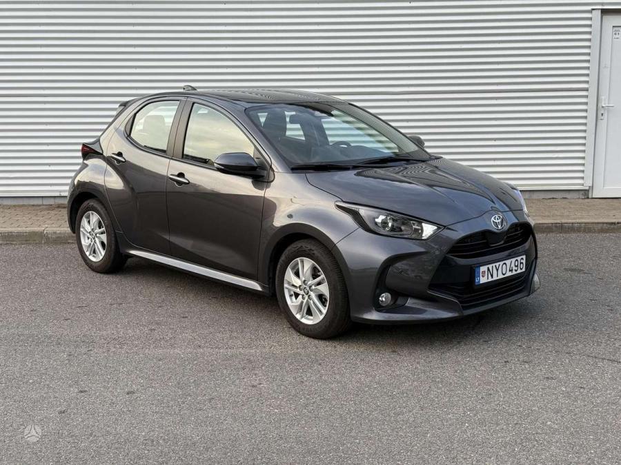 Grey Toyota Yaris 2025 in Vilnius, with an engine capacity of 1.49 L and mileage of 8 thousand km for 20480 €, photo 3 on AUTOMOTO.COM.LV