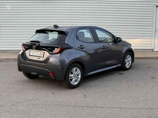 Grey Toyota Yaris 2025 in Vilnius, with an engine capacity of 1.49 L and mileage of 8 thousand km for 20480 €, photo 3 on AUTOMOTO.COM.LV