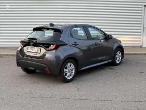 Grey Toyota Yaris 2025 in Vilnius, with an engine capacity of 1.49 L and mileage of 8 thousand km for 20480 €, photo 4 on AUTOMOTO.COM.LV