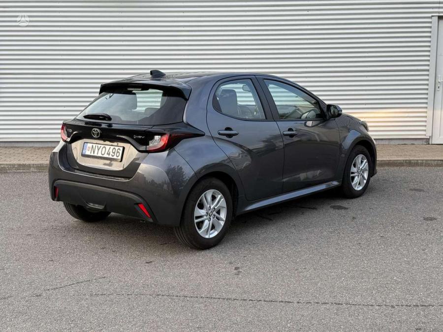 Grey Toyota Yaris 2025 in Vilnius, with an engine capacity of 1.49 L and mileage of 8 thousand km for 20480 €, photo 4 on AUTOMOTO.COM.LV