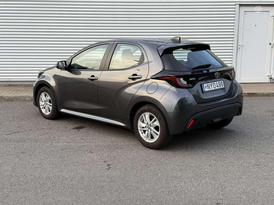 Grey Toyota Yaris 2025 in Vilnius, with an engine capacity of 1.49 L and mileage of 8 thousand km for 20480 €, photo 5 on AUTOMOTO.COM.LV