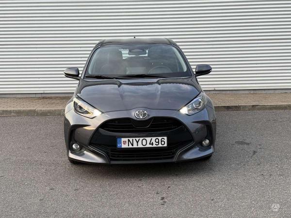 Grey Toyota Yaris 2025 in Vilnius, with an engine capacity of 1.49 L and mileage of 8 thousand km for 20480 €, photo 5 on AUTOMOTO.COM.LV