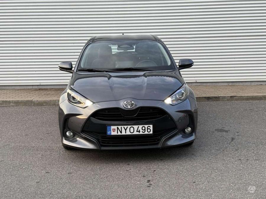 Grey Toyota Yaris 2025 in Vilnius, with an engine capacity of 1.49 L and mileage of 8 thousand km for 20480 €, photo 6 on AUTOMOTO.COM.LV