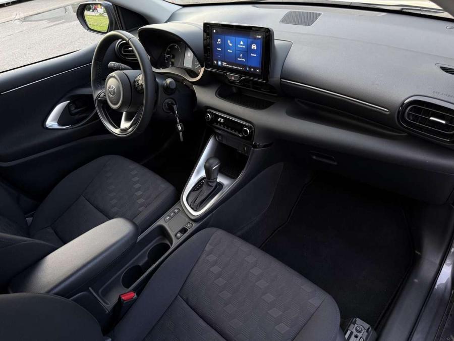 Grey Toyota Yaris 2025 in Vilnius, with an engine capacity of 1.49 L and mileage of 8 thousand km for 20480 €, photo 9 on AUTOMOTO.COM.LV