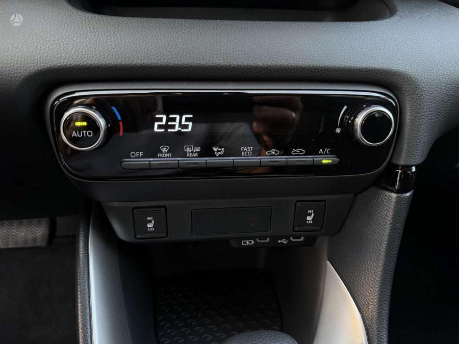 Grey Toyota Yaris 2025 in Vilnius, with an engine capacity of 1.49 L and mileage of 8 thousand km for 20480 €, photo 21 on AUTOMOTO.COM.LV