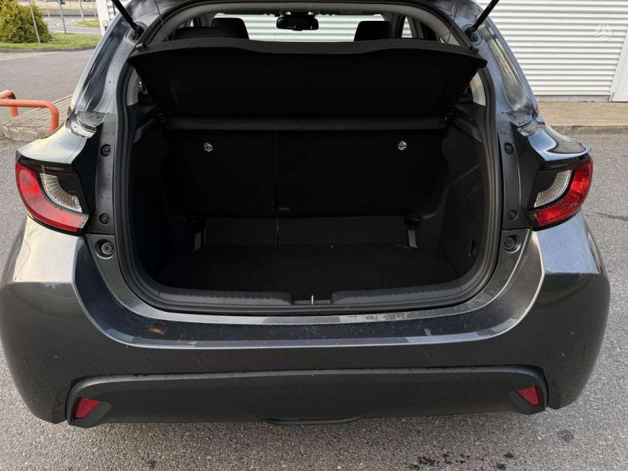Grey Toyota Yaris 2025 in Vilnius, with an engine capacity of 1.49 L and mileage of 8 thousand km for 20480 €, photo 27 on AUTOMOTO.COM.LV