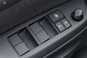 Pelēks Toyota Yaris 2025 Viļņa, ar dzinēja tilpumu 1.49 L un nobraukumu 34 tūkst. km par 21900 €, foto 25 vietnē AUTOMOTO.COM.LV