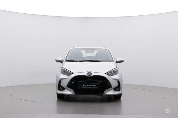 Grey Toyota Yaris 2025 in Vilnius, with an engine capacity of 1.49 L and mileage of 32 thousand km for 19990 €, photo 6 on AUTOMOTO.COM.LV
