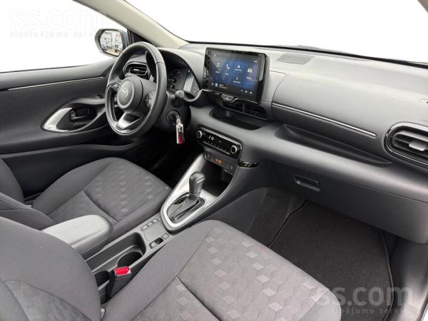 Grey Toyota Yaris 2025 in Riga, with an engine capacity of 1.50 L and mileage of 6 thousand km for 21990 €, photo 6 on AUTOMOTO.COM.LV