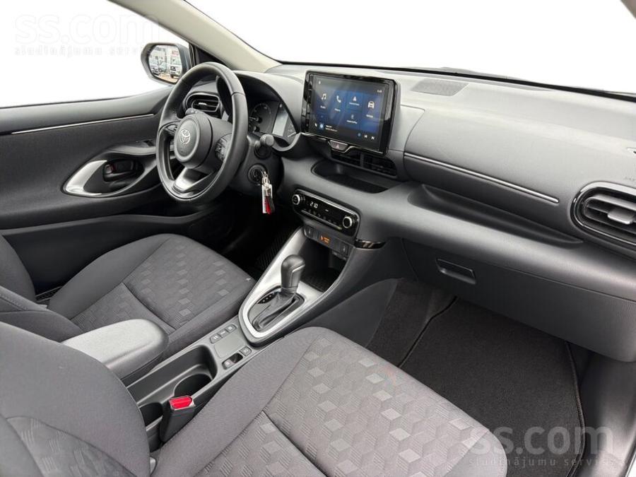 Pelēks Toyota Yaris 2025 Rīga, ar dzinēja tilpumu 1.50 L un nobraukumu 6 tūkst. km par 21990 €, foto 7 vietnē AUTOMOTO.COM.LV