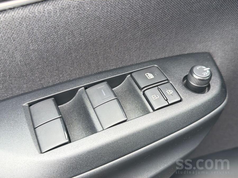 Grey Toyota Yaris 2025 in Riga, with an engine capacity of 1.50 L and mileage of 9 thousand km for 21990 €, photo 25 on AUTOMOTO.COM.LV