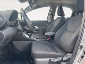 Pelēks Toyota Yaris 2025 Rīga, ar dzinēja tilpumu 1.50 L un nobraukumu 30 tūkst. km par 19700 €, foto 12 vietnē AUTOMOTO.COM.LV