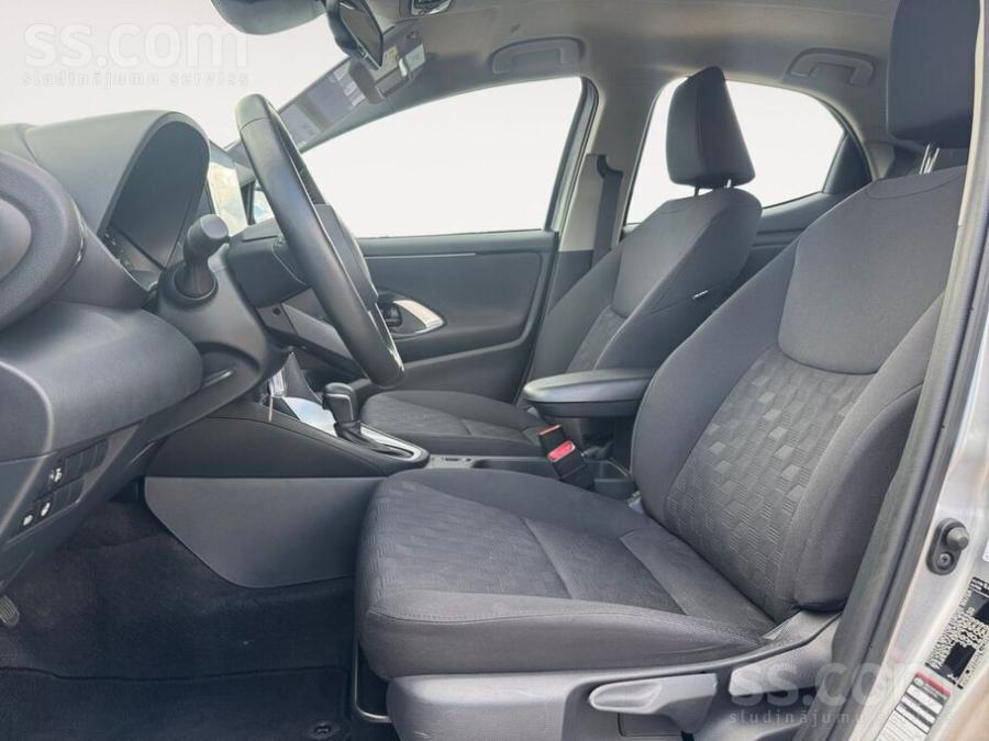 Pelēks Toyota Yaris 2025 Rīga, ar dzinēja tilpumu 1.50 L un nobraukumu 30 tūkst. km par 19700 €, foto 12 vietnē AUTOMOTO.COM.LV