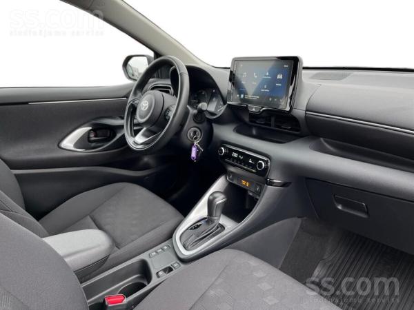 Grey Toyota Yaris 2025 in Riga, with an engine capacity of 1.50 L and mileage of 29 thousand km for 20990 €, photo 6 on AUTOMOTO.COM.LV