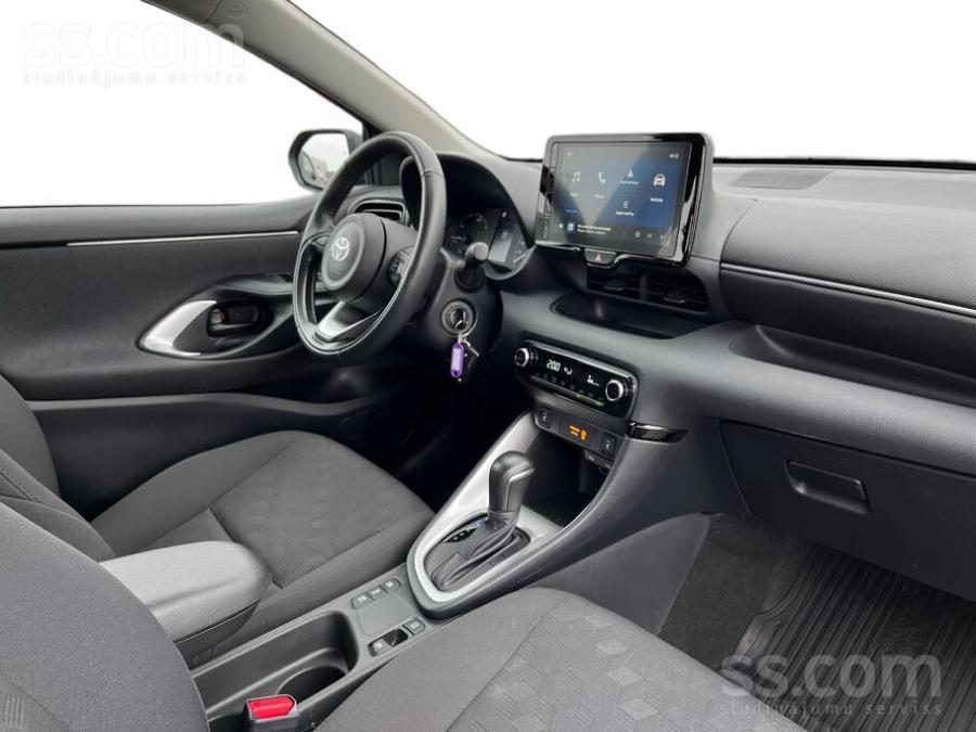 Grey Toyota Yaris 2025 in Riga, with an engine capacity of 1.50 L and mileage of 29 thousand km for 20990 €, photo 7 on AUTOMOTO.COM.LV