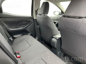 Grey Toyota Yaris 2025 in Riga, with an engine capacity of 1.50 L and mileage of 29 thousand km for 20990 €, photo 8 on AUTOMOTO.COM.LV