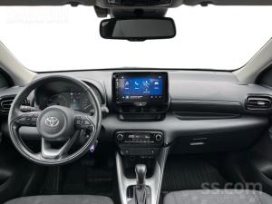 Grey Toyota Yaris 2025 in Riga, with an engine capacity of 1.50 L and mileage of 29 thousand km for 20990 €, photo 9 on AUTOMOTO.COM.LV
