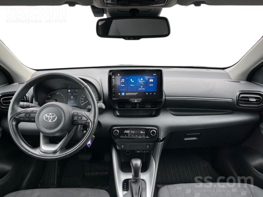 Grey Toyota Yaris 2025 in Riga, with an engine capacity of 1.50 L and mileage of 29 thousand km for 20990 €, photo 9 on AUTOMOTO.COM.LV