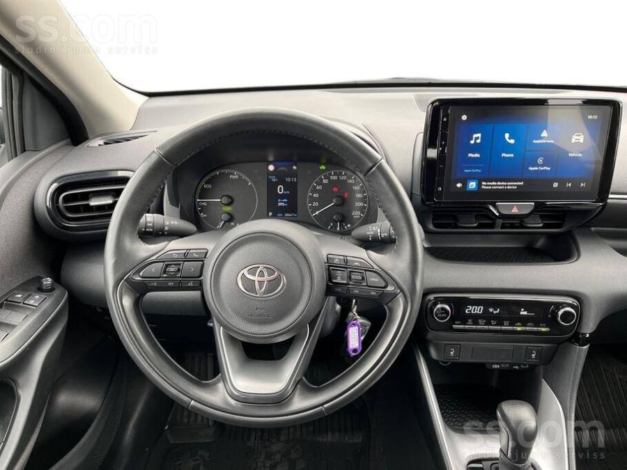 Grey Toyota Yaris 2025 in Riga, with an engine capacity of 1.50 L and mileage of 29 thousand km for 20990 €, photo 10 on AUTOMOTO.COM.LV