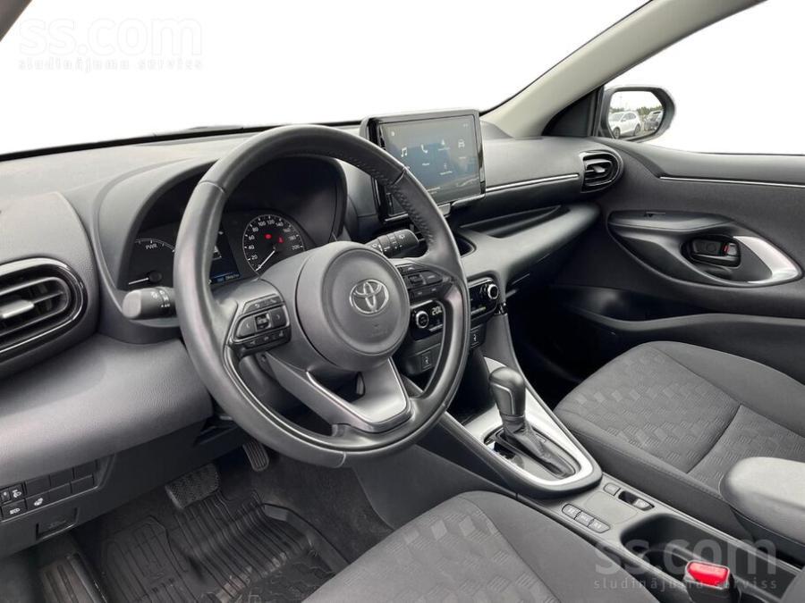 Grey Toyota Yaris 2025 in Riga, with an engine capacity of 1.50 L and mileage of 29 thousand km for 20990 €, photo 12 on AUTOMOTO.COM.LV