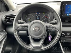 Grey Toyota Yaris 2025 in Riga, with an engine capacity of 1.50 L and mileage of 29 thousand km for 20990 €, photo 13 on AUTOMOTO.COM.LV
