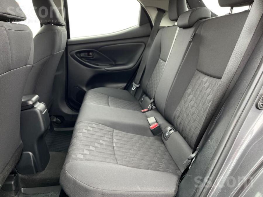 Grey Toyota Yaris 2025 in Riga, with an engine capacity of 1.50 L and mileage of 29 thousand km for 20990 €, photo 22 on AUTOMOTO.COM.LV