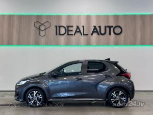 Grey Toyota Yaris 2025 in Tallinn, with an engine capacity of 1.49 L and mileage of 24 thousand km for 22990 €, photo 3 on AUTOMOTO.COM.LV
