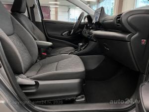 Grey Toyota Yaris 2025 in Tallinn, with an engine capacity of 1.49 L and mileage of 24 thousand km for 22990 €, photo 12 on AUTOMOTO.COM.LV