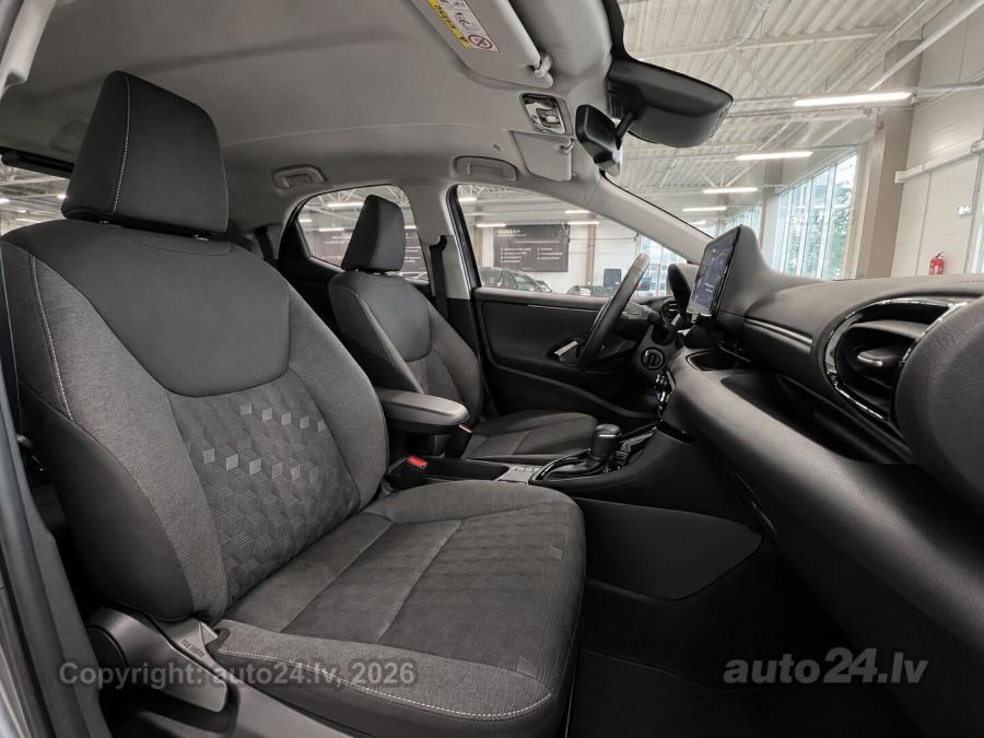 Grey Toyota Yaris 2025 in Tallinn, with an engine capacity of 1.49 L and mileage of 24 thousand km for 22990 €, photo 13 on AUTOMOTO.COM.LV