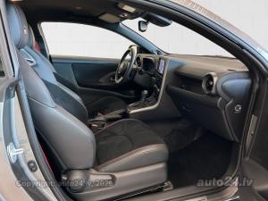 Grey Toyota Yaris 2025 in Tallinn, with an engine capacity of 1.60 L and mileage of 28 thousand km for 51990 €, photo 7 on AUTOMOTO.COM.LV