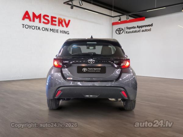 Grey Toyota Yaris 2025 in Tallinn, with an engine capacity of 1.50 L and mileage of 30 thousand km for 21390 €, photo 5 on AUTOMOTO.COM.LV