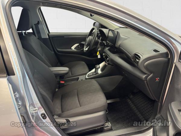 Toyota Yaris 2025 in Tartu on AUTOMOTO.COM.LV Grey Toyota Yaris 2025 in Tartu, with an engine capacity of 1.50 L and mileage of 28 thousand km for 21390 €, photo 7 on AUTOMOTO.COM.LV